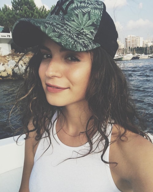 Güzel Gülümsemesi ve Enerjisiyle Etrafına Neşe Saçan Genç Yetenek: Aslı ...