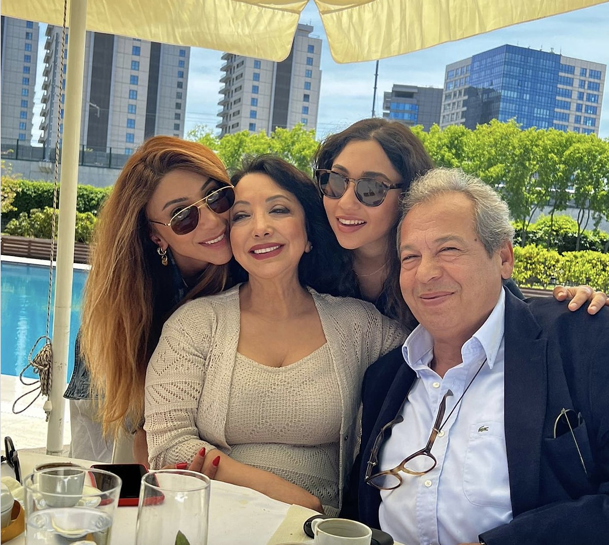 Yasemin Yalçın'ın Aile Fotoğrafına Beğeni Yağdı - Onedio