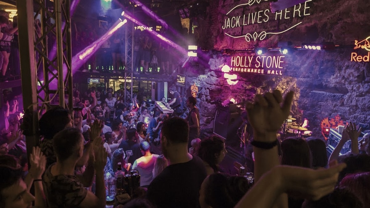 Gece Hayatından Vazgeçemeyenlerin Bağımlısı Olacağı Antalya’da Bulunan ...