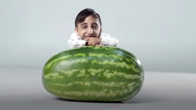 65 Santimetre Boyunda Olan Afshin Ghaderzadeh Dünyanın En Kısa Adamı Olarak Guinness Dünya ...