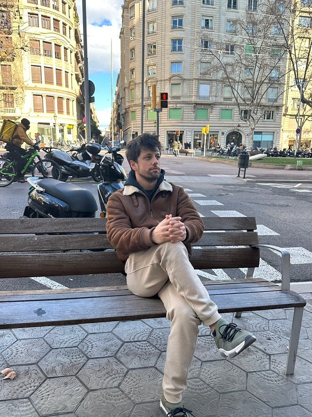 Arda Turan'ın Barcelona'da Oturduğu Bankı Sherlock Holmes Gibi Bulan ...