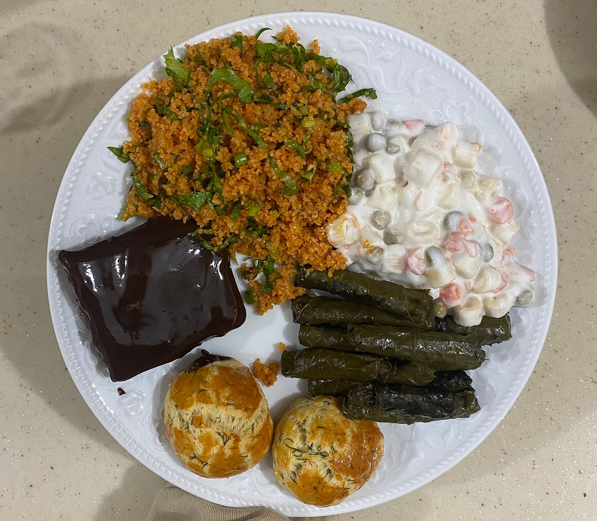 Gün Tabağı Paylaşma Akımıyla Dalga Geçip Yemekleri Mizahına Alet Eden ...