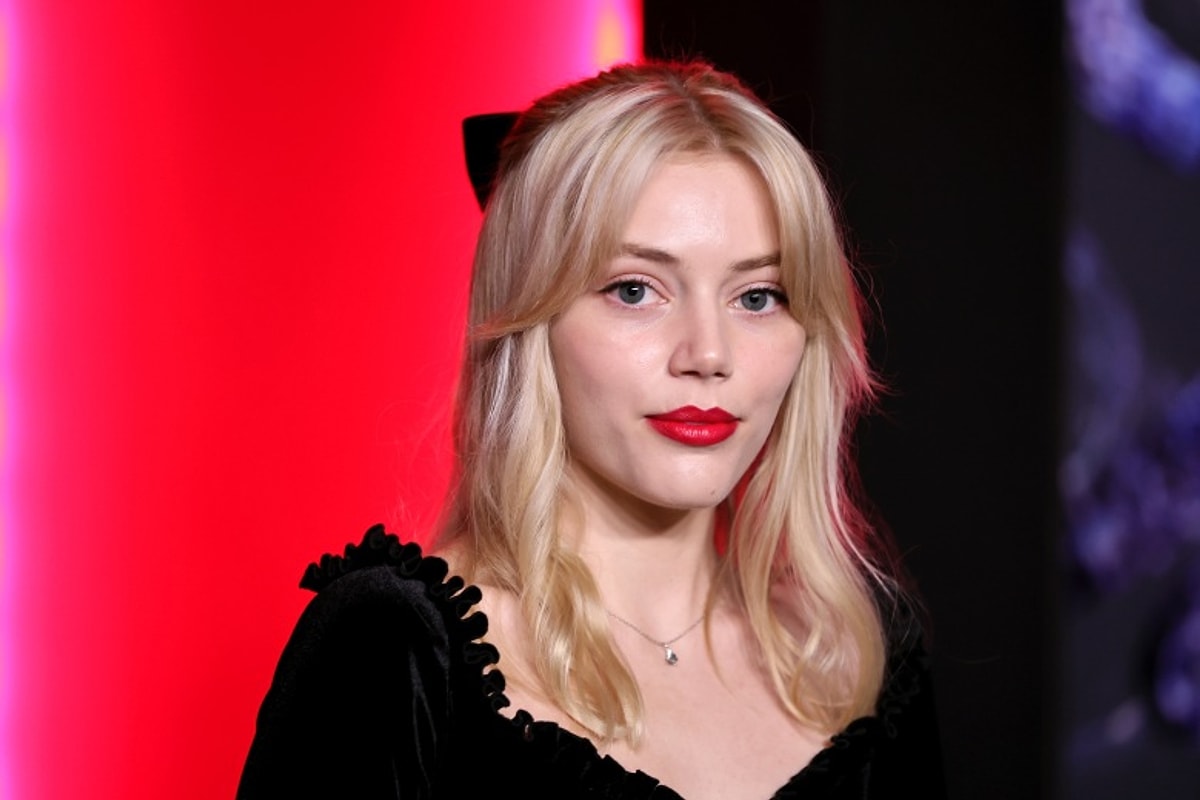 'Stranger Things' Yıldızı Grace Van Dien, Bir Yapımcının Kendisine Üçlü ...