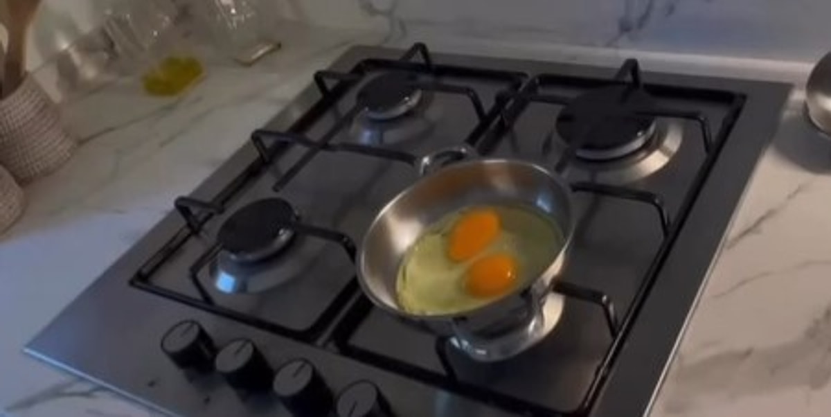 Arzum Onan ile Boşanan Mehmet Aslantuğ 'Bekar Hayatını' Paylaştı, Dakikalar Sonra Sildi! - Onedio