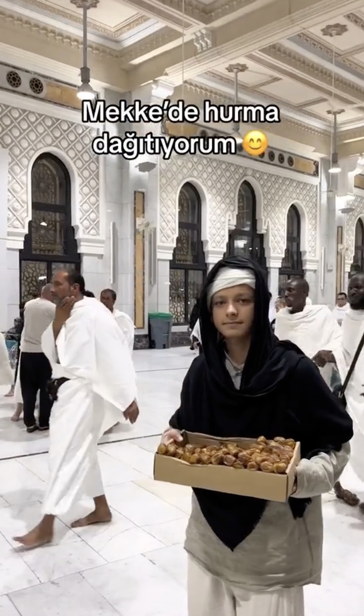 Müslüman Olmuştu: Zebani Efe Mekke'de Hurma Dağıttığı Anları Paylaştı - Onedio