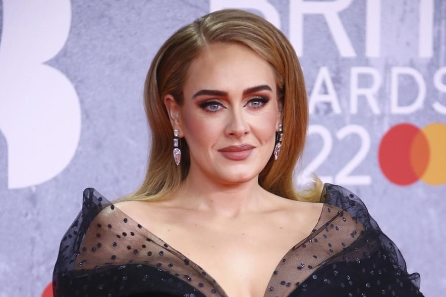 Cadılar Bayramı'nda Morticia Addams Olarak Giyinen Ünlü Şarkıcı Adele ...