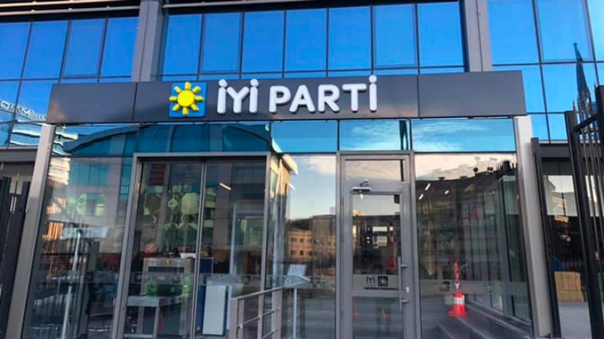 İYİ Parti’de Neler Oluyor? İstifanın Sebebi Tecavüz mü? - Onedio