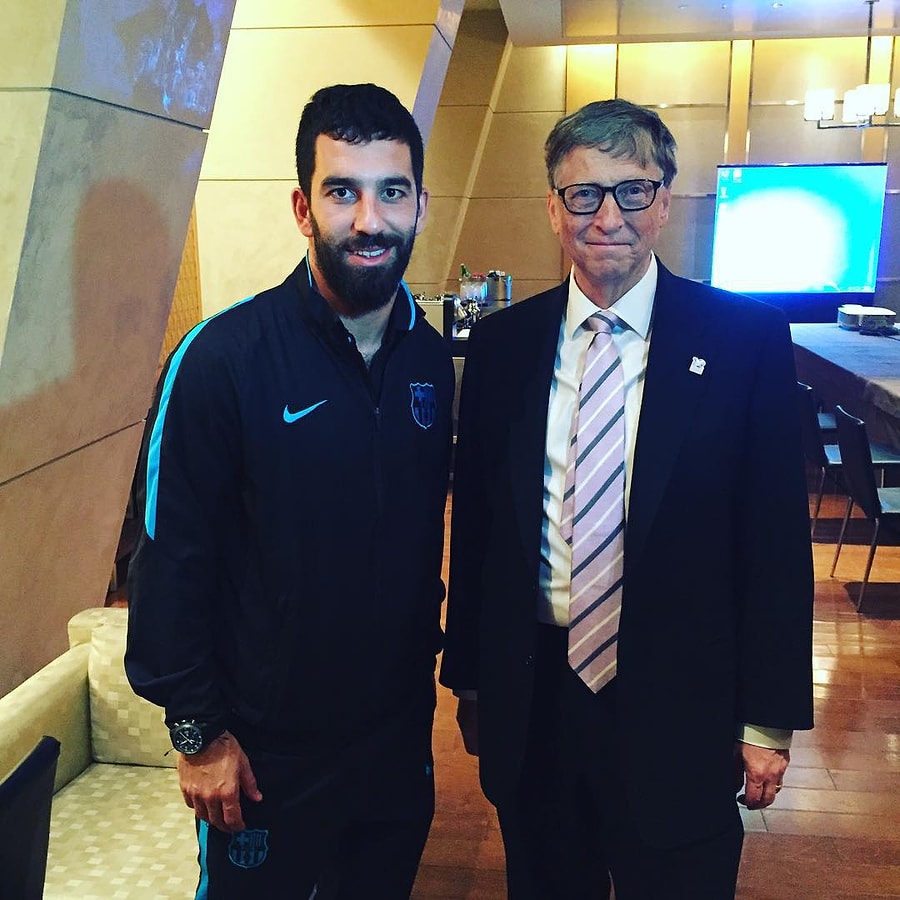 Arda Turan, Bill Gates ile Çektirdiği Efsane Fotoğrafta Parasını Elden ...