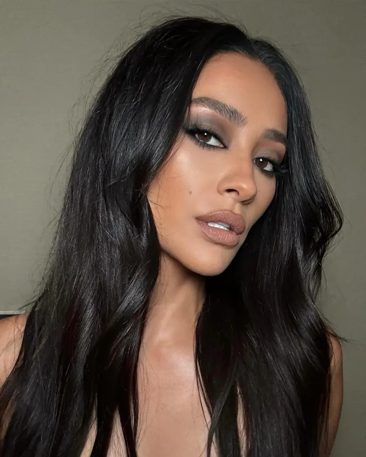 "You" Dizisinin Yıldızı Shay Mitchell'in Yeni Saçlarını Görenler Neye ...