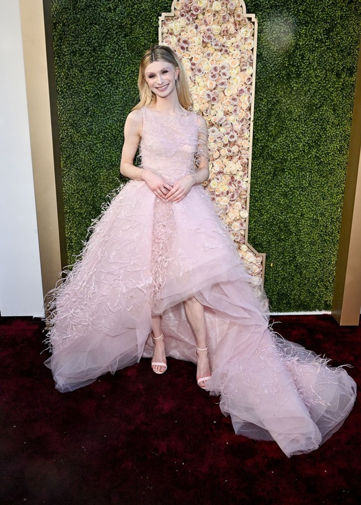 81. Altın Küre Kırmızı Halısında Ünlü Yıldızların Barbie Stili Göz ...