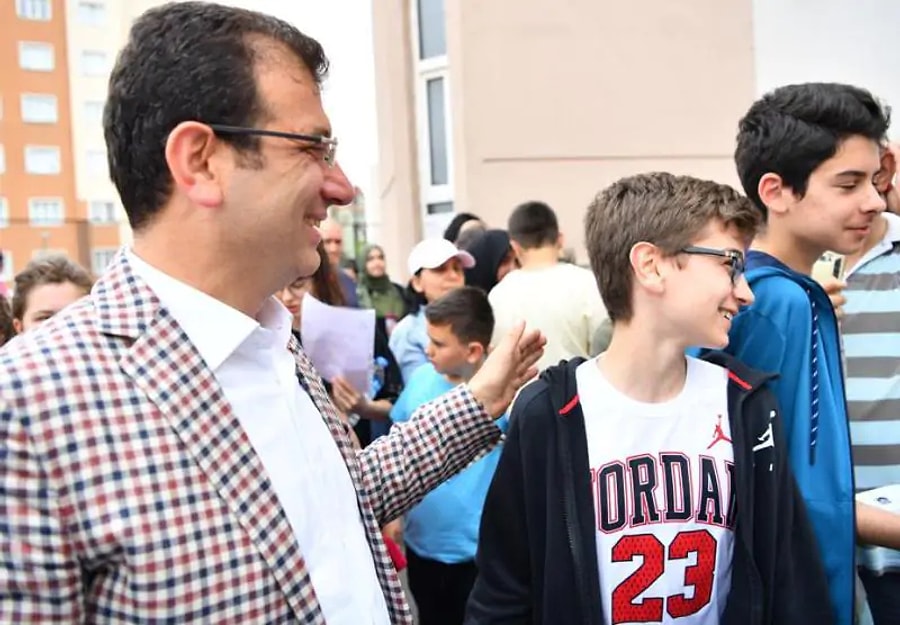 Ekrem İmamoğlu, İlk Kez Oy Kullanan Oğlu Semih İmamoğlu'na Kameralar Önünde Takıldı: "Biraz ...