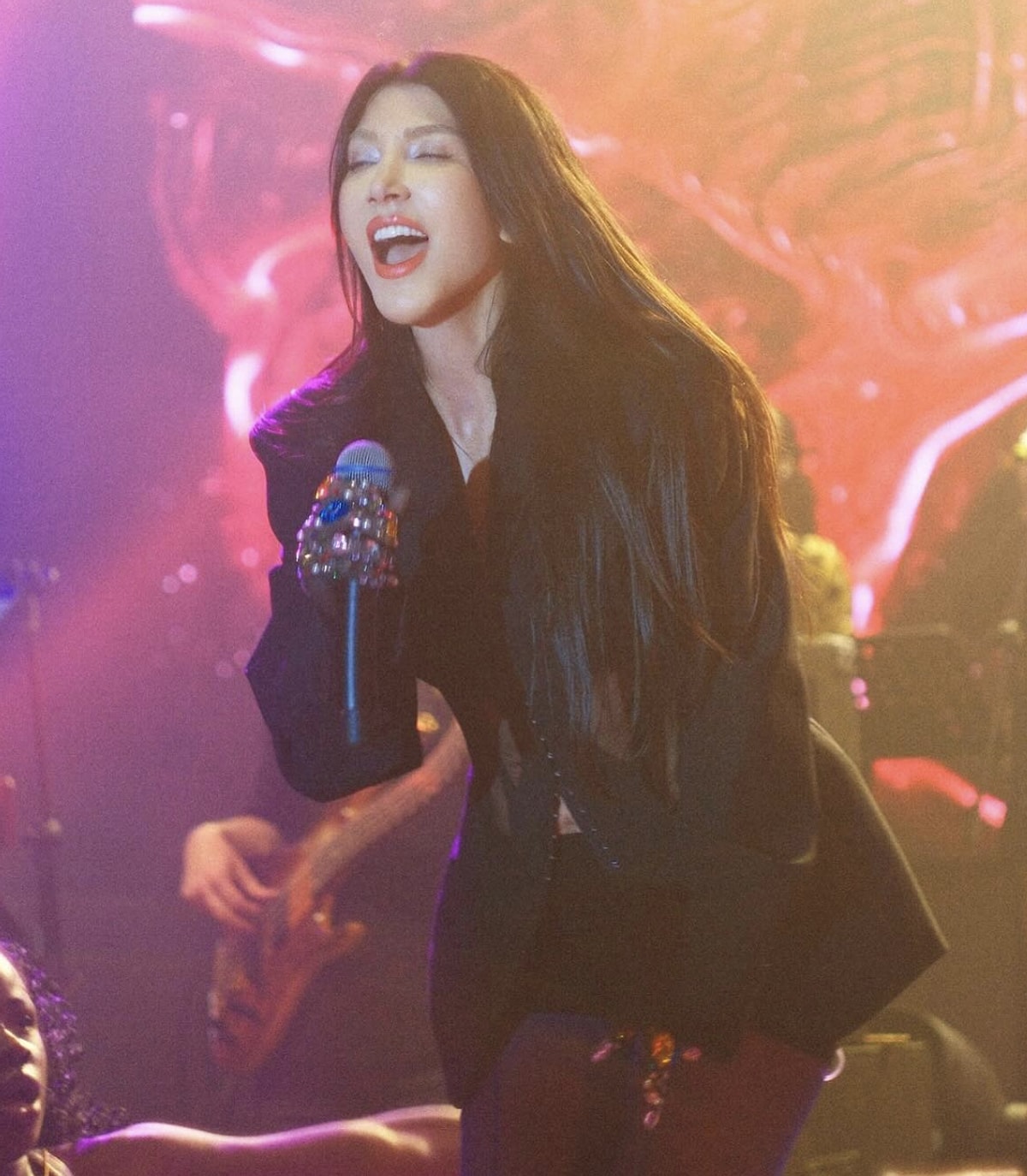 Hande Yener'in "Acı Veriyor" Şarkısını Yeniden Seslendiren Seda Sayan ...