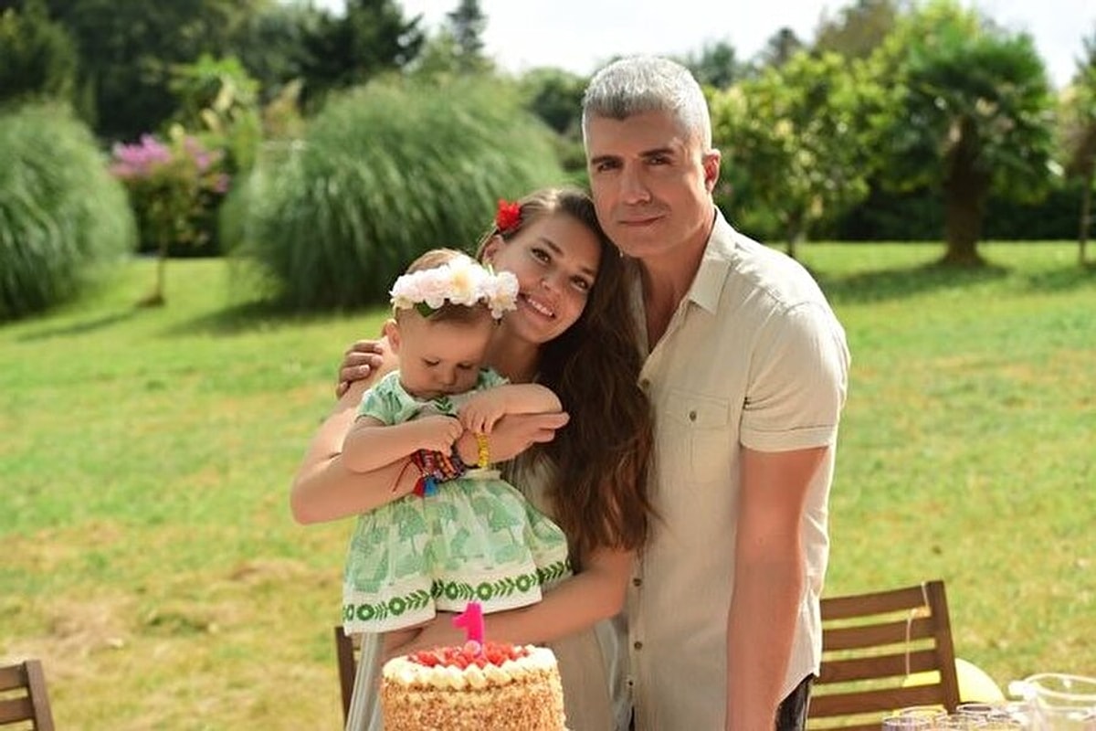 İstanbullu Gelin'de Süreyya'nın Metroda Okuduğu Kitap, Karakterinden ...