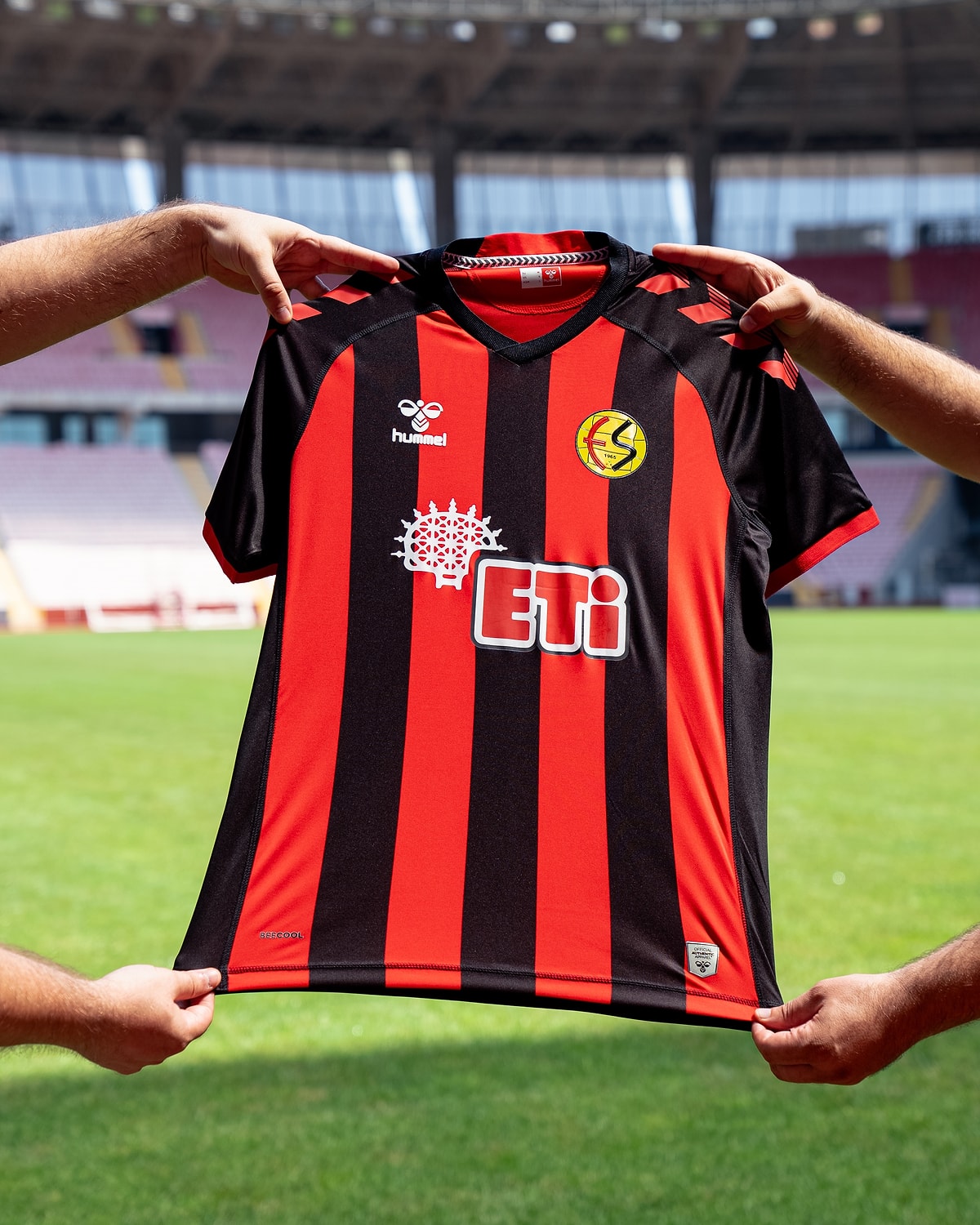 Eskişehirspor Yeni Formalarını Tanıttı: Kadın Taraftarlara Sürpriz Var ...
