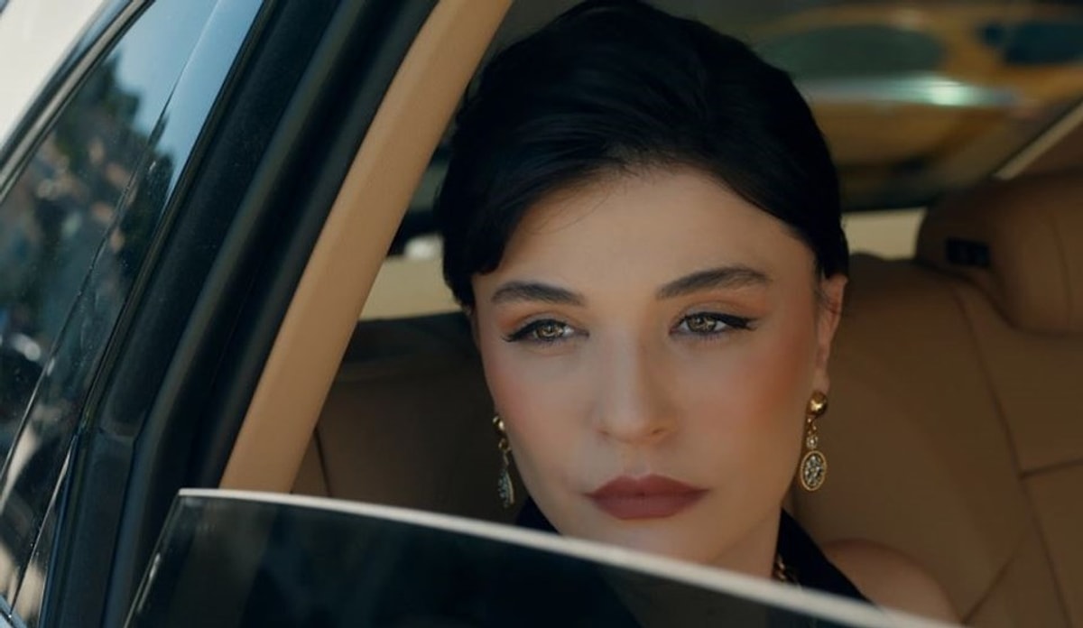 Gonca Vuslateri'nin Yeni Dizisi Leyla'nın Afişi Fena Topa Tutuldu!