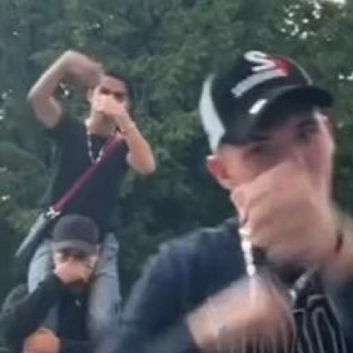 Sahte Lüks Kıyafet, Gucci Bel Çantası, Altın Zincir: İşte Karşınızda ...