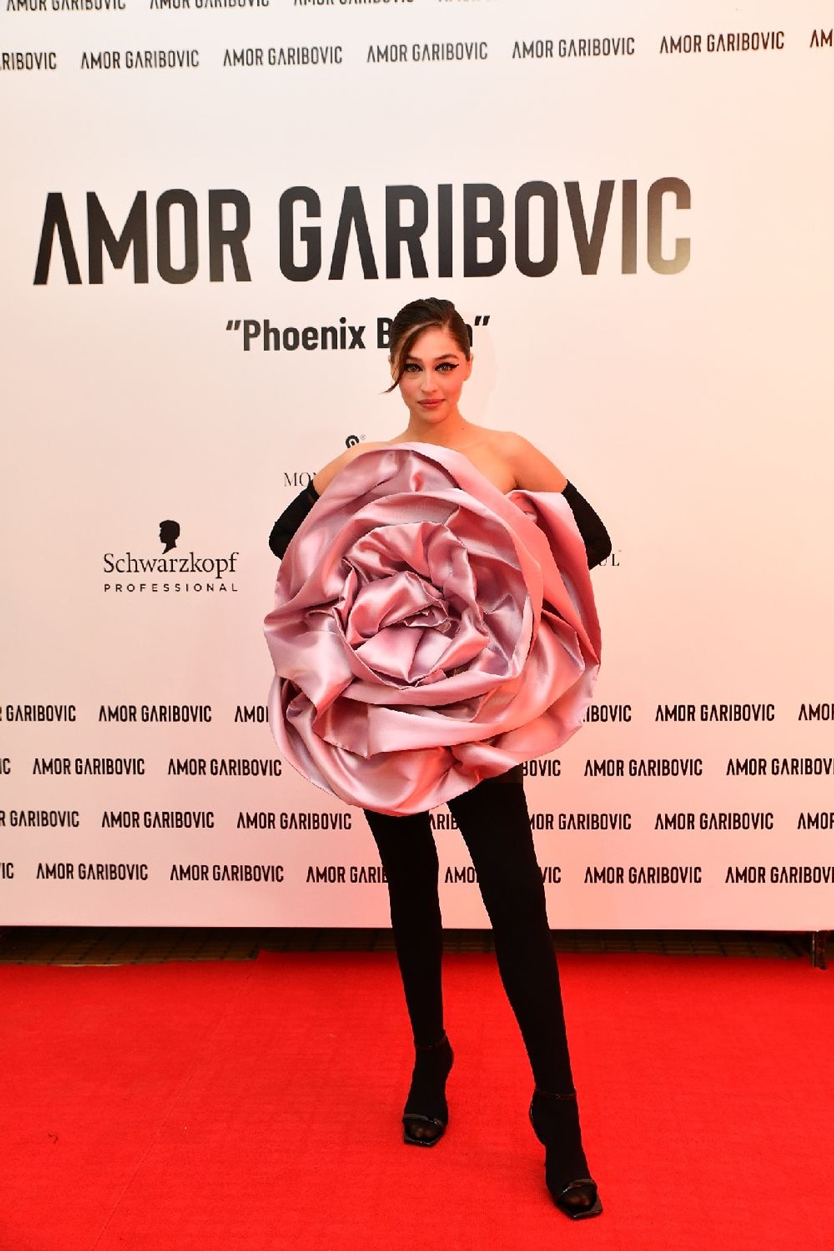 Amor Garibovic Defilesinde Boy Gösteren Kadın Ünlüleri İnceliyor ...