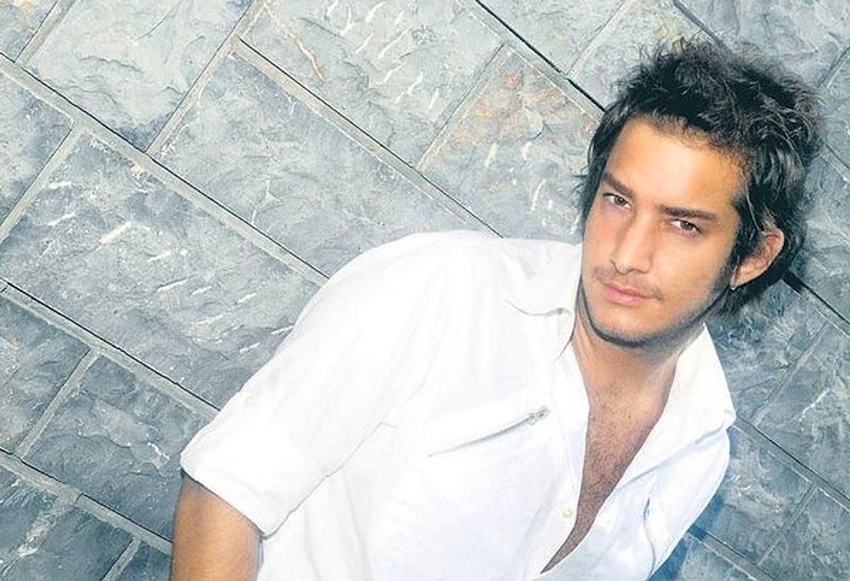 Enis Arıkan'ın 18 Yıl Önce "Ali Turca" İsimli Popçuyu Canlandırdığı ...