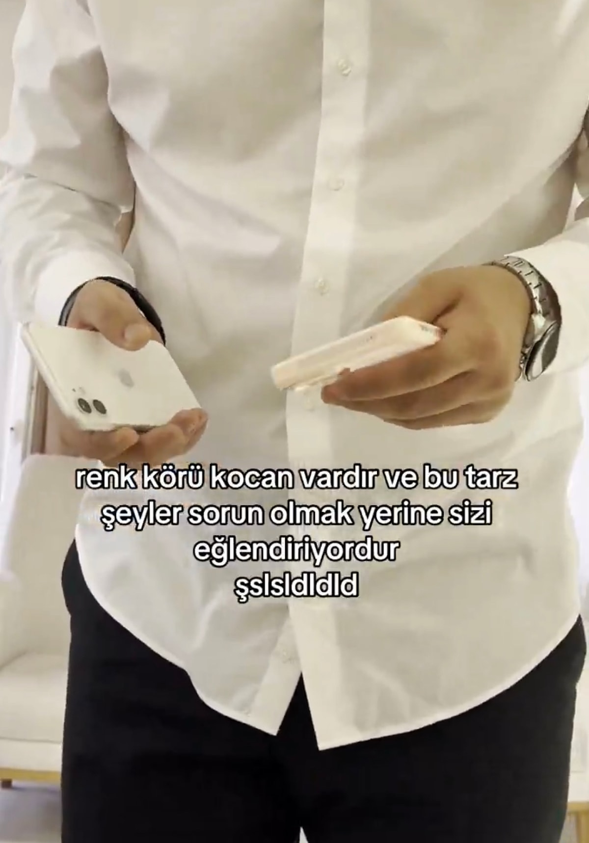 Renk Körü Adam Toz Pembe Kılıf Aldığını Eşi Söyleyince Fark Etti ...