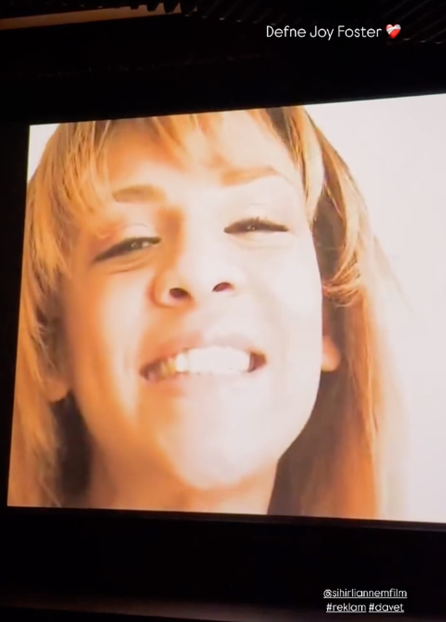 Defne Joy Foster'ın Yıllar Önceki Set Görüntüleri Paylaşıldı - Onedio