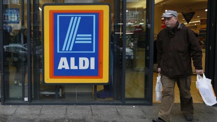 Aldi'nin Kurucusuna Mezarı Başında Dua Etti - Onedio